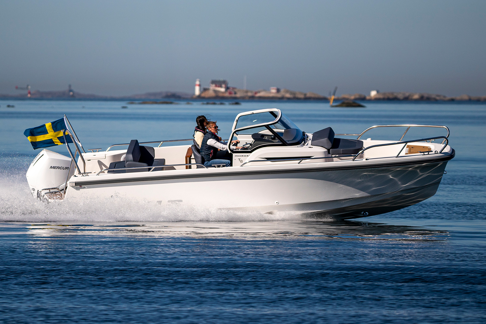 NIMBUS T8 | Sportig walkaroundbåt för aktivt båtliv | Flipper Marin