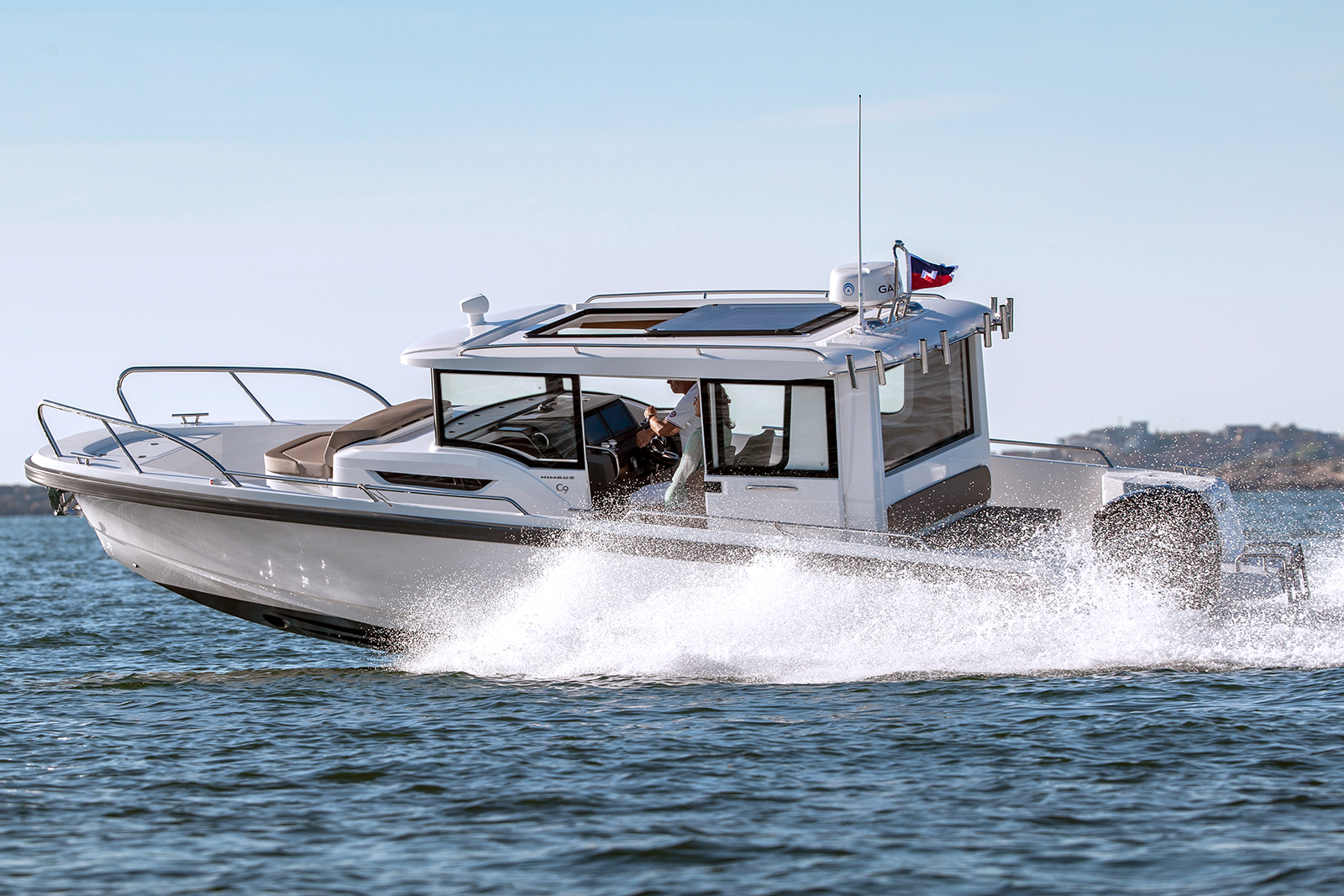 Nimbus C9 är en Commuter med breda "promenad-däck" | Flipper Marin